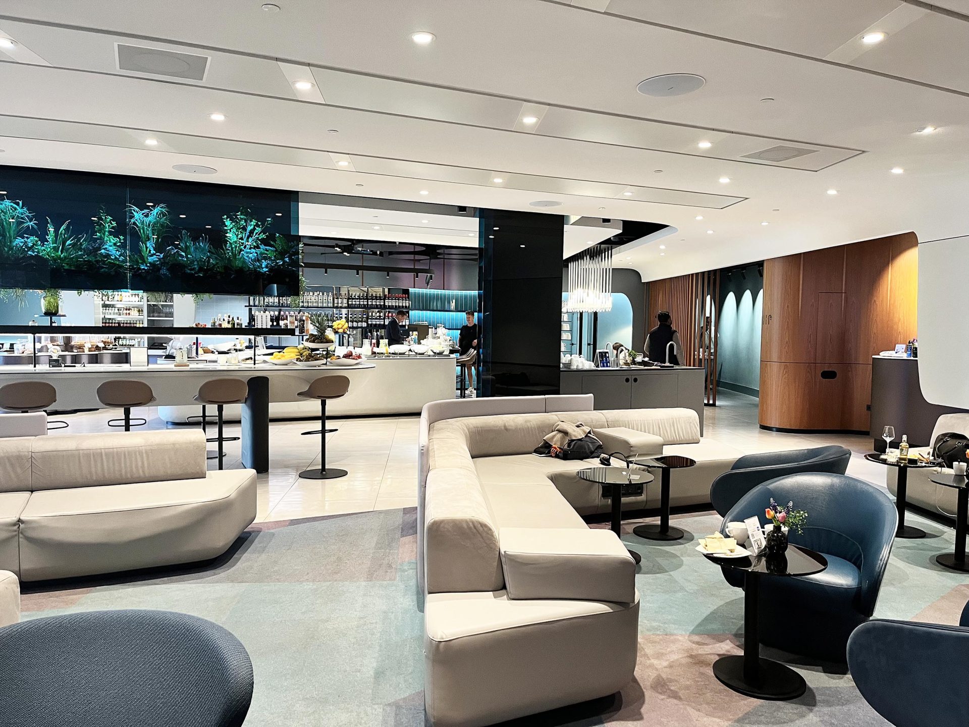 Privium Lounge Schiphol - Review [2025]